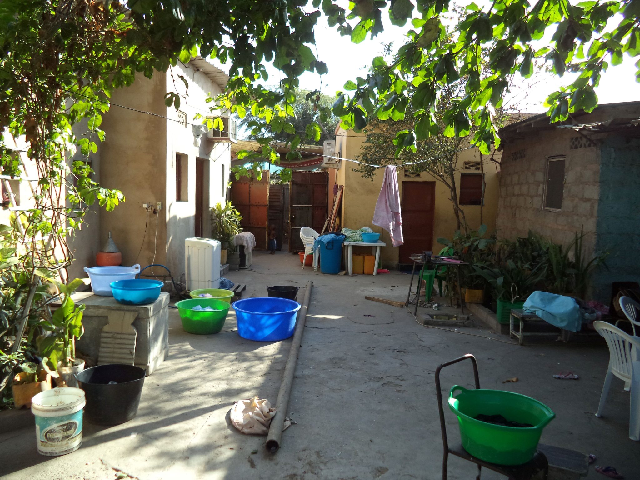 Between the musseque and the Neighbourhood Unit: spotting “compagnons ...